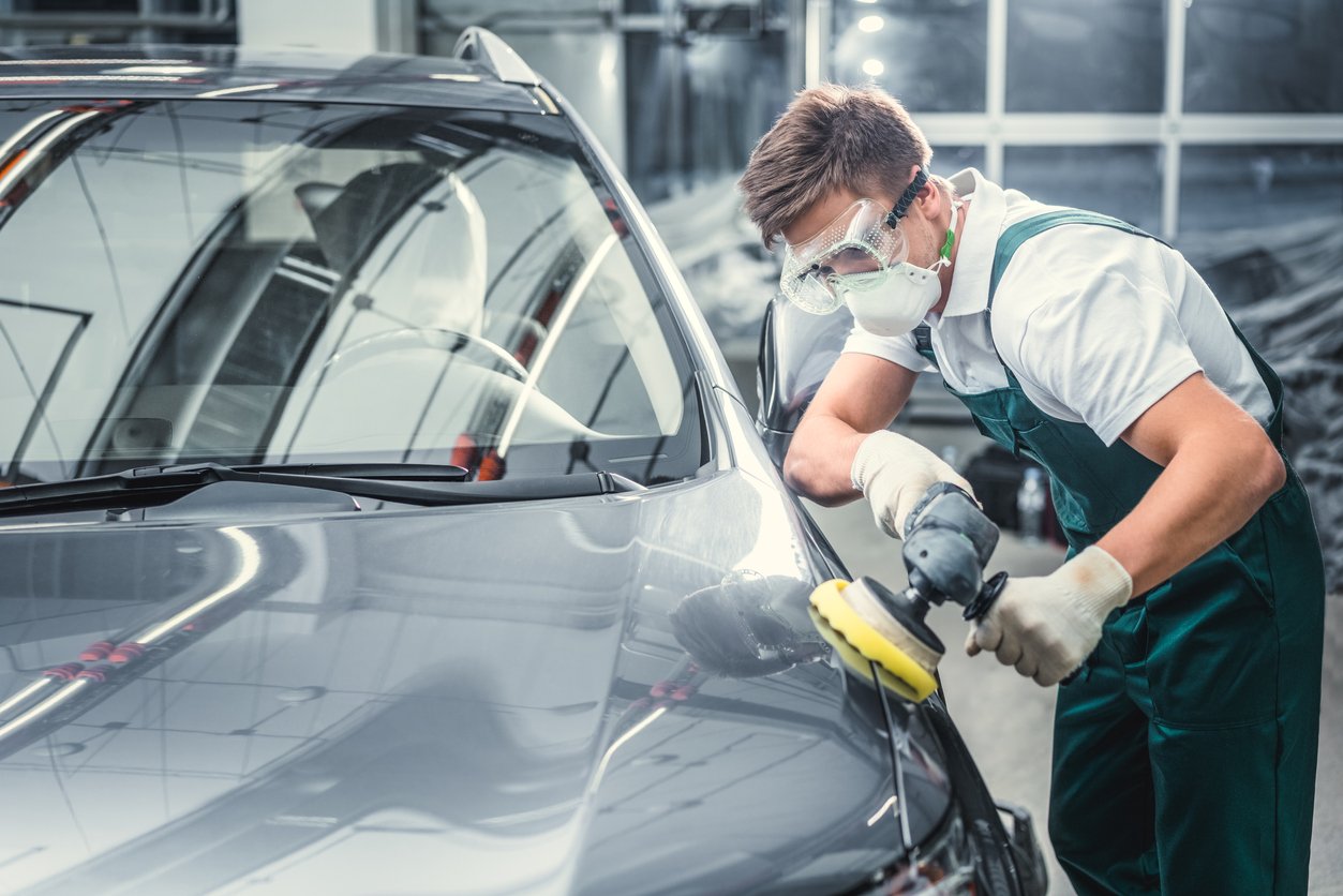 Proceso de pulido del vehículo